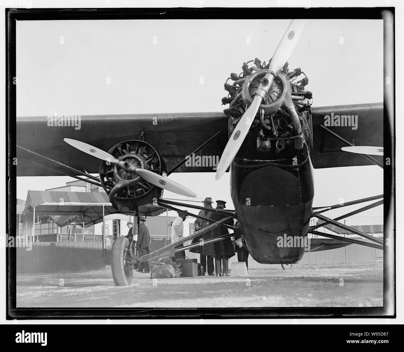 Flying vintage airplane photo Black and White Stock Photos & Images - Alamy