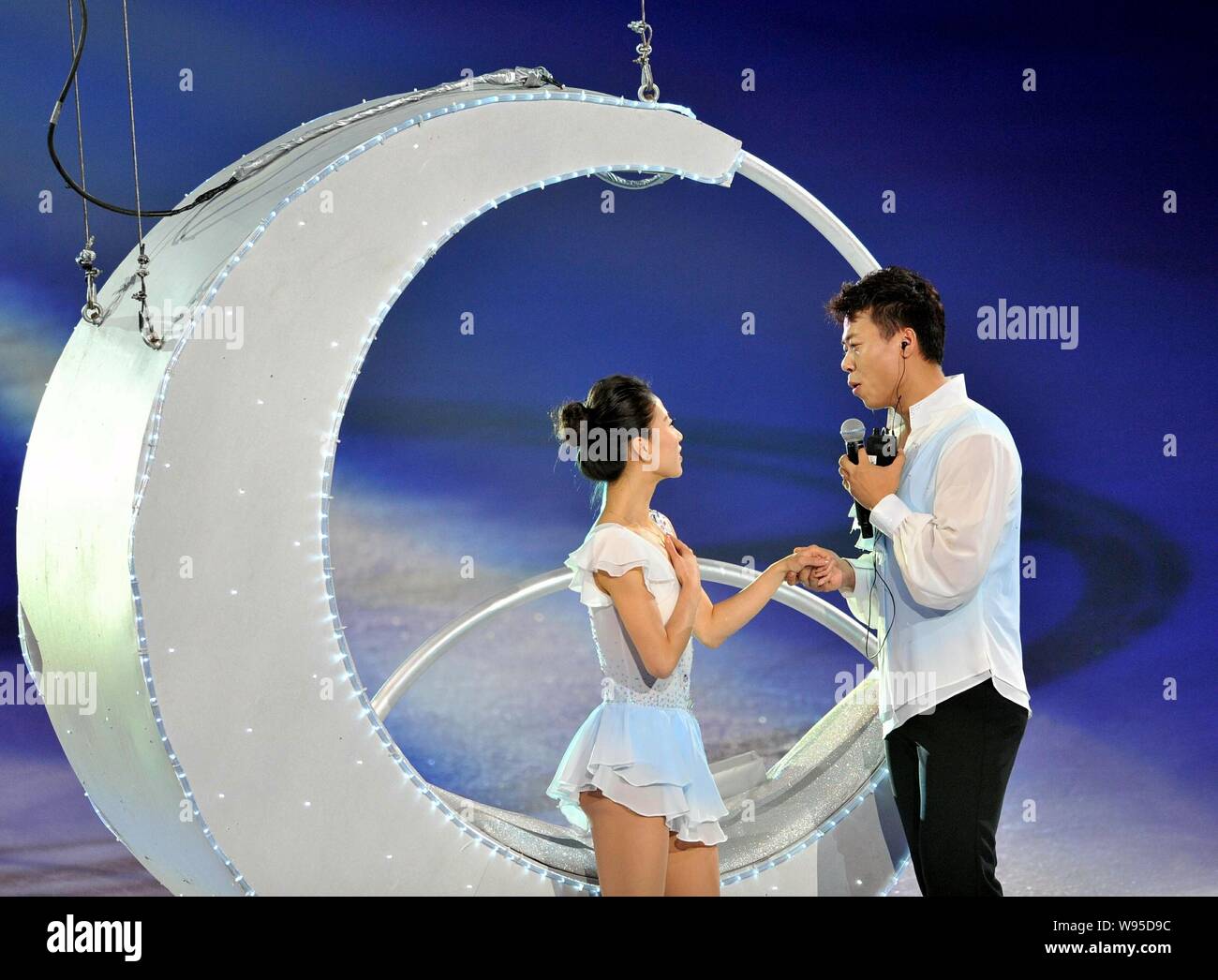 Duo figure hi-res stock photography and images - Alamy