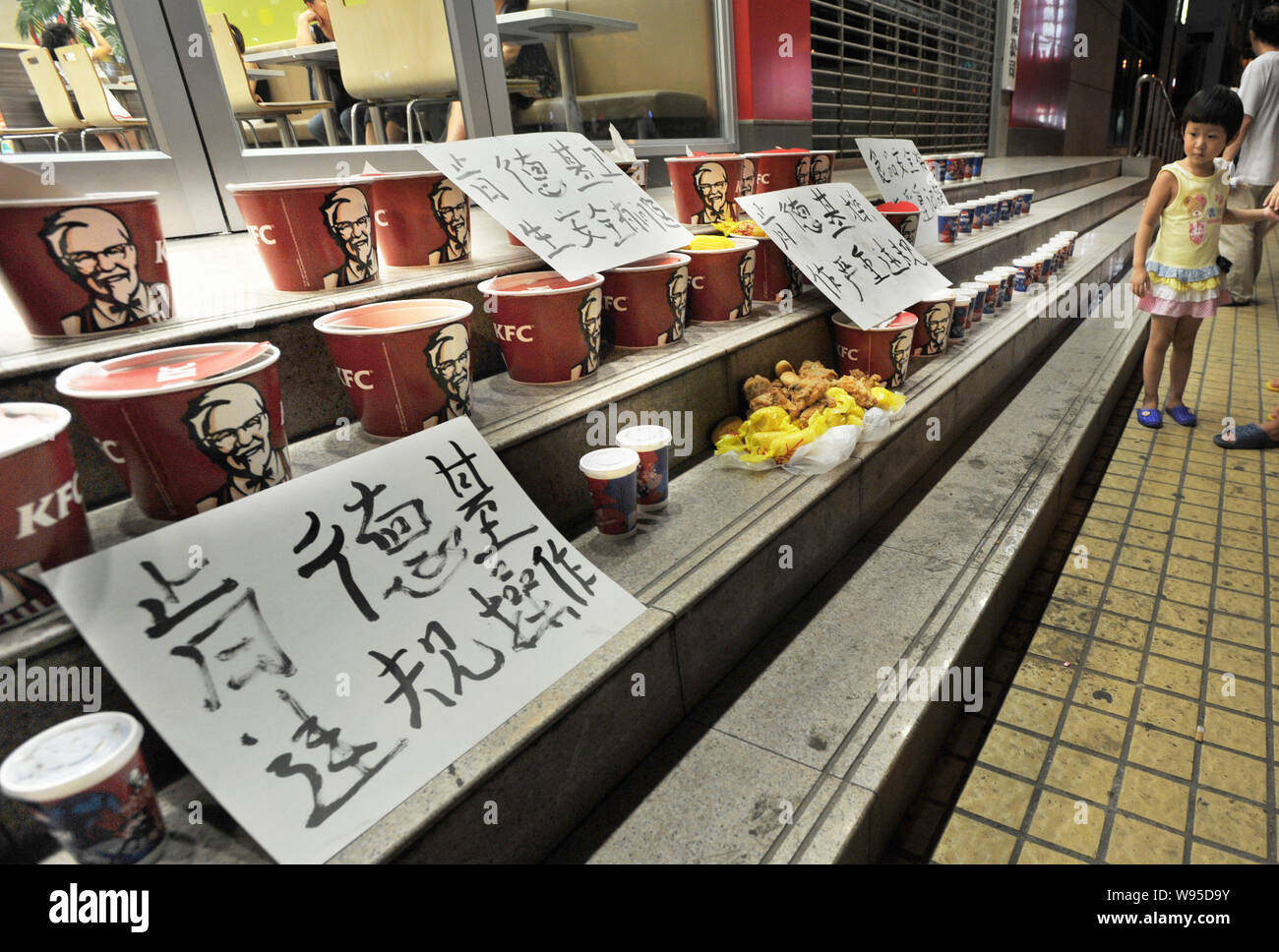 Kfc boxes hi-res stock photography and images - Alamy