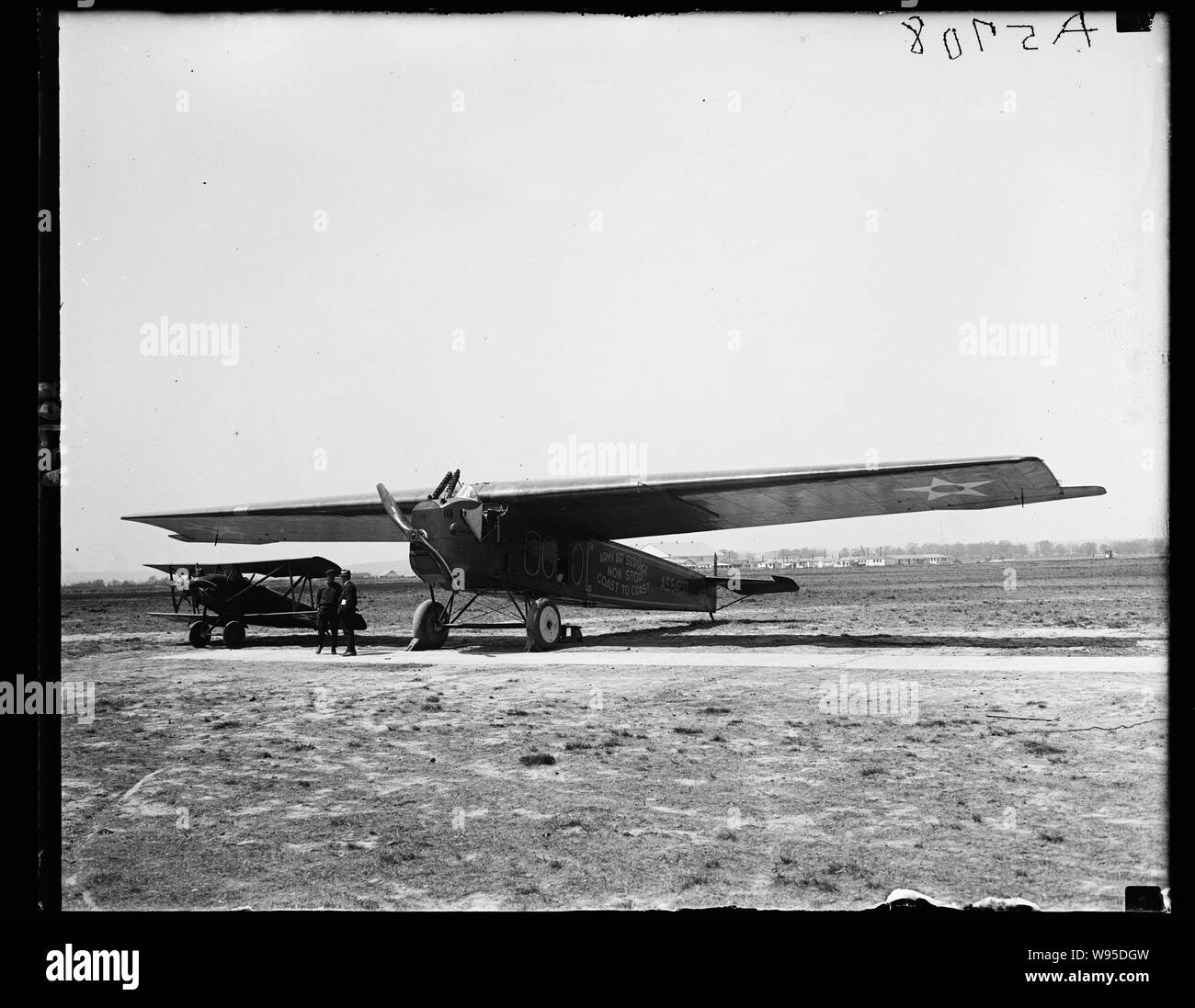 Flying airplane air transportation Black and White Stock Photos ...