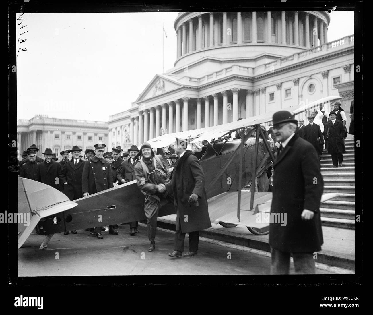 Airplane in front of U.S. Capitol, Washington, D.C Stock Photo - Alamy