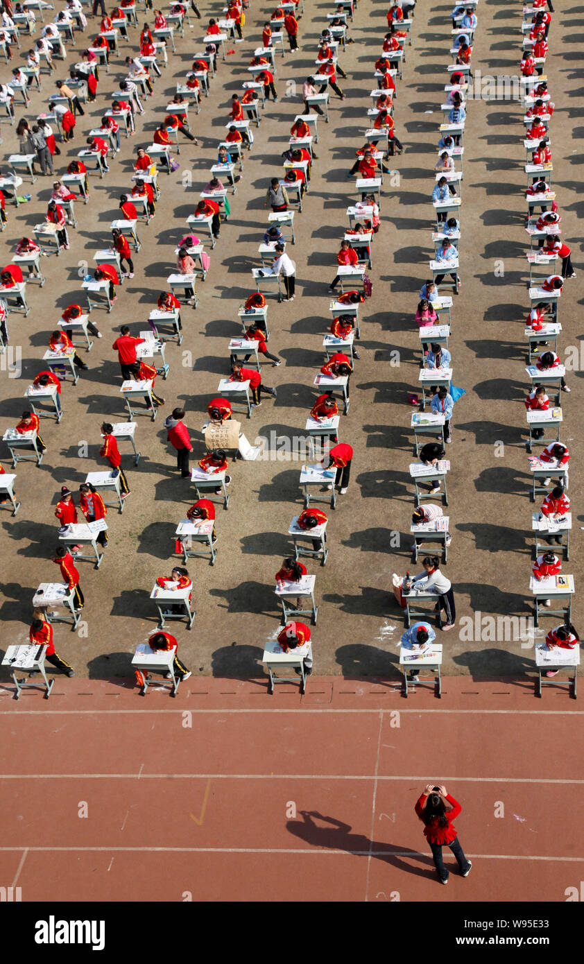 Young Chinese students write calligraphy and paint durin an event to ...