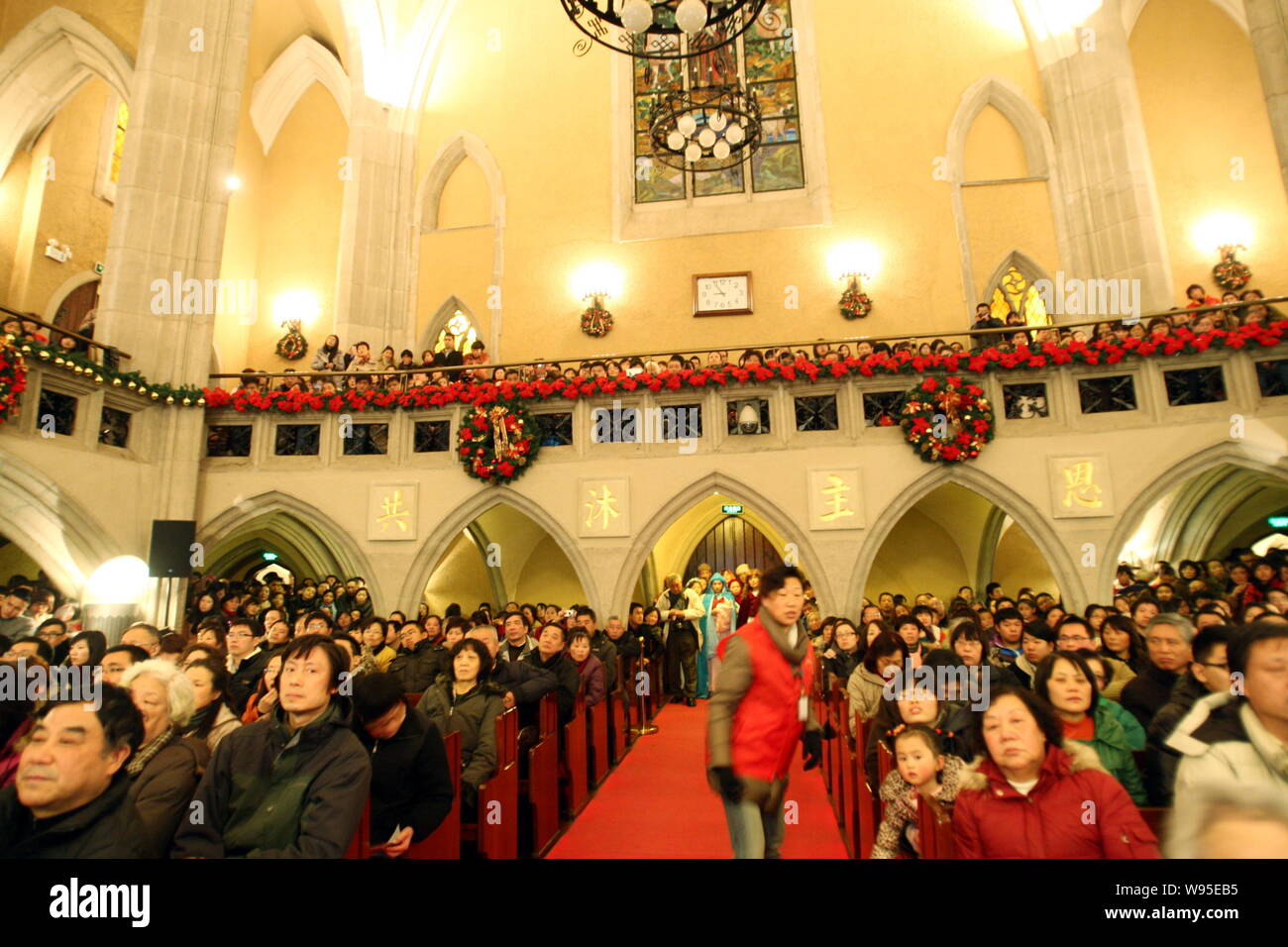 Chinese Christians and visitors take part in a Christmas eve service at ...