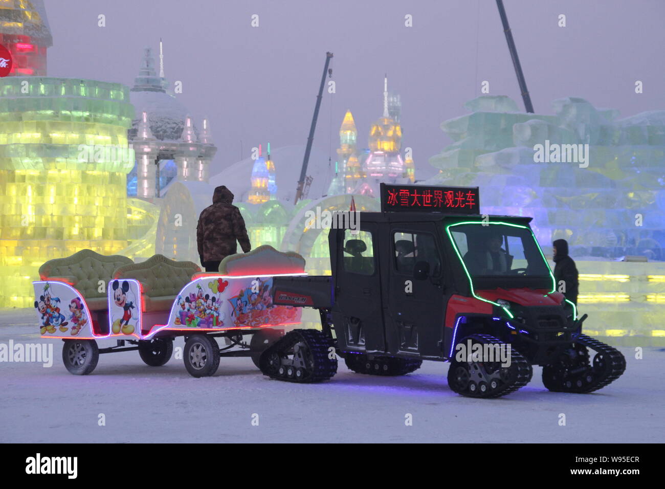 Ice sculpture of a carriage hi-res stock photography and images - Alamy