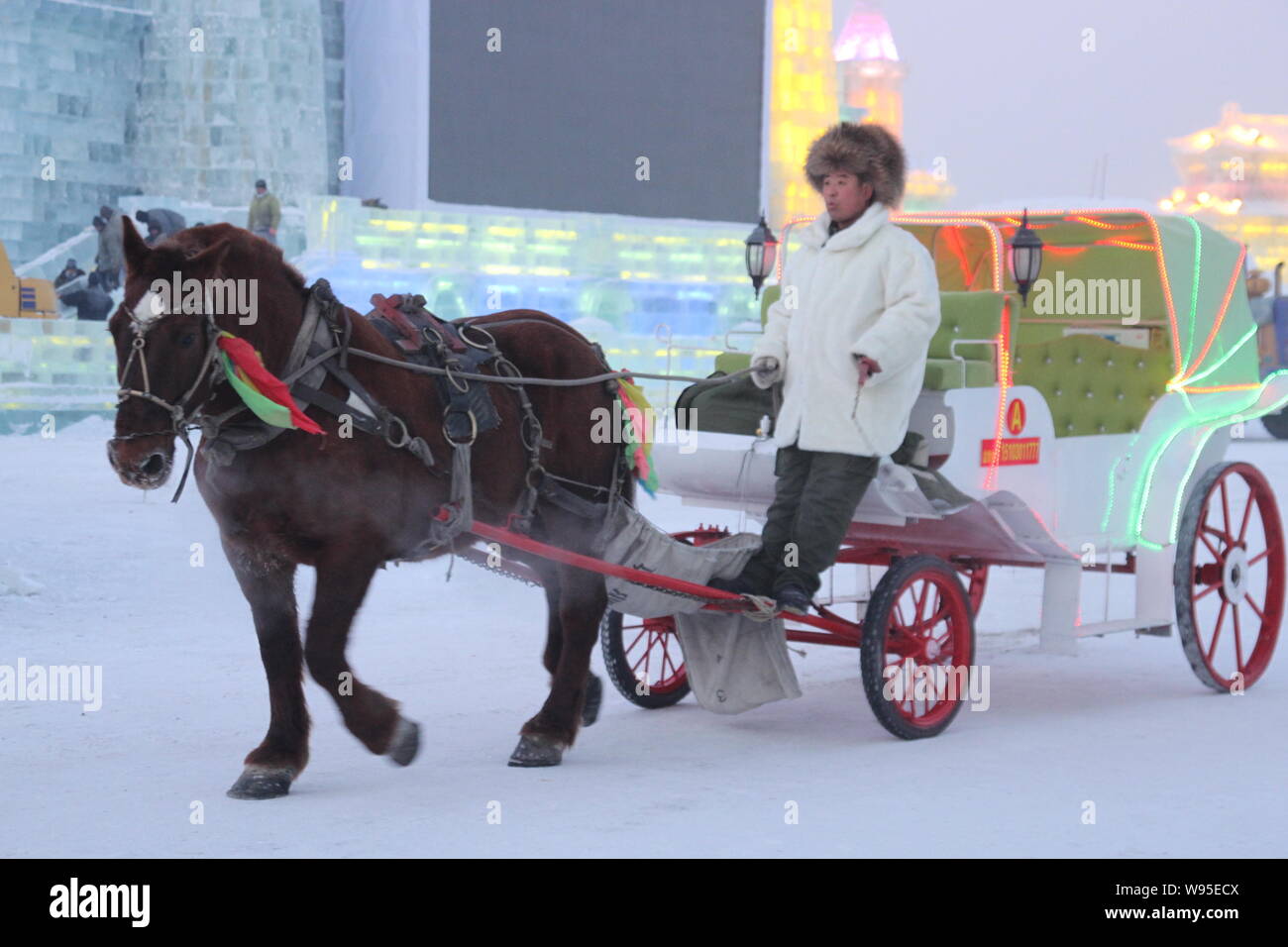 Ice sculpture of a carriage hi-res stock photography and images - Alamy