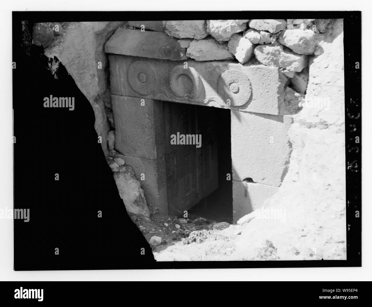 Door lintel decoration hi-res stock photography and images - Alamy