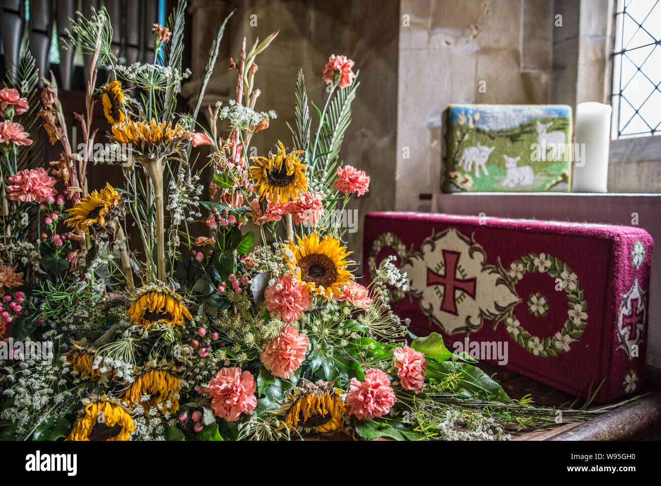 Dead flowers interior hi-res stock photography and images - Alamy