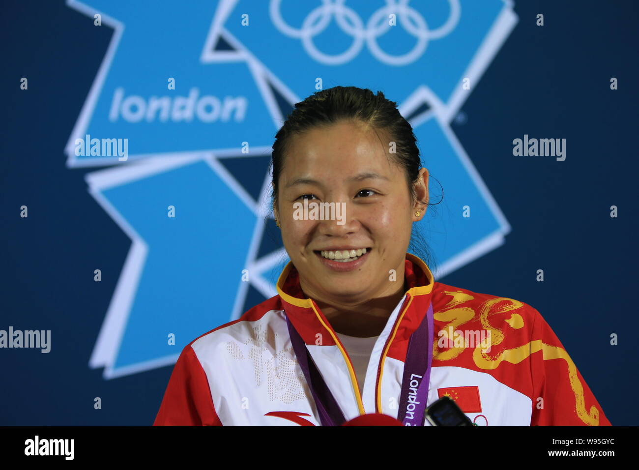 Gold medalist Li Yueying of China reacts at a press conference after ...