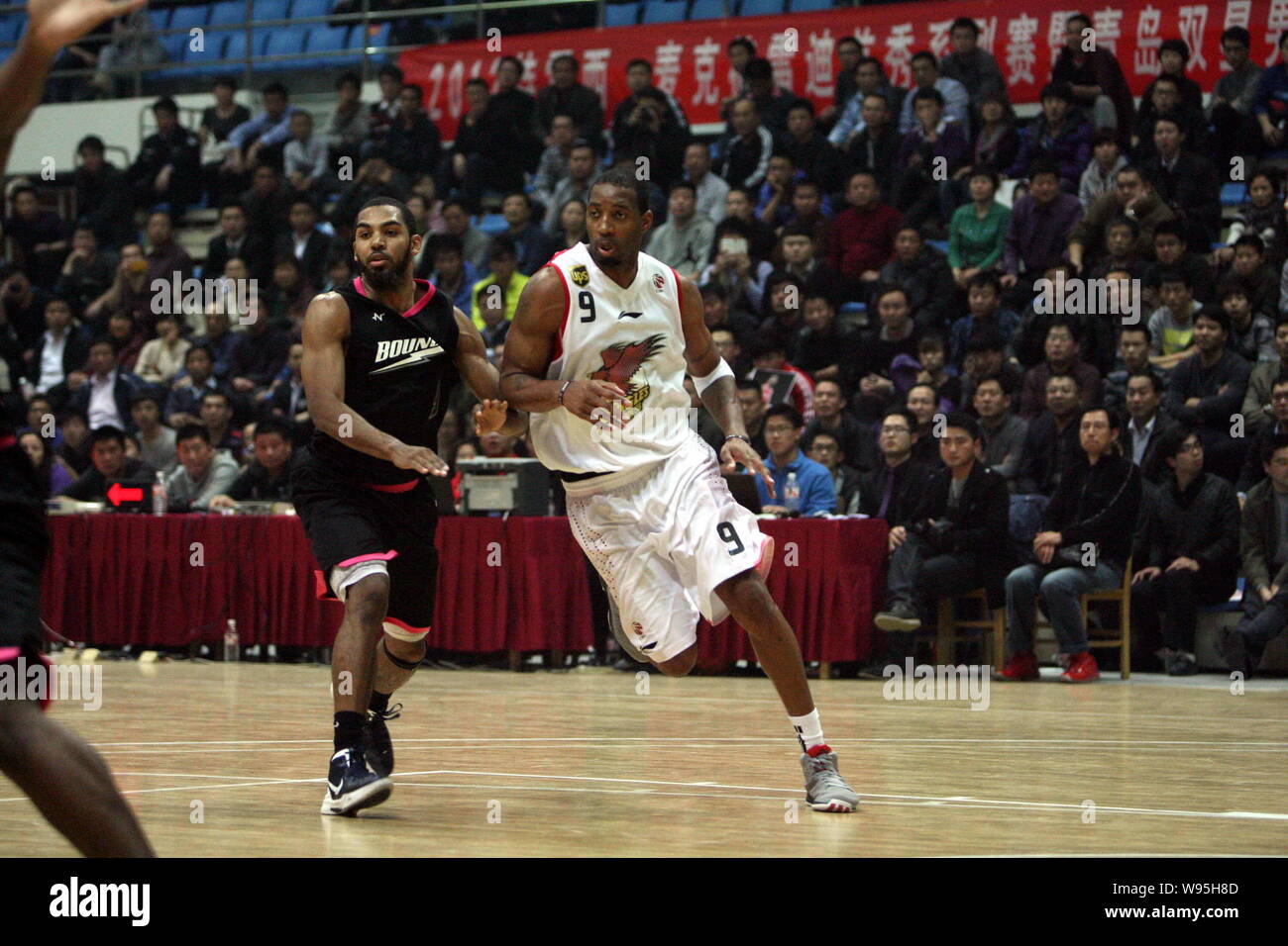 Tracy McGrady of the Qingdao Eagles, right, challenges Smith of the ...