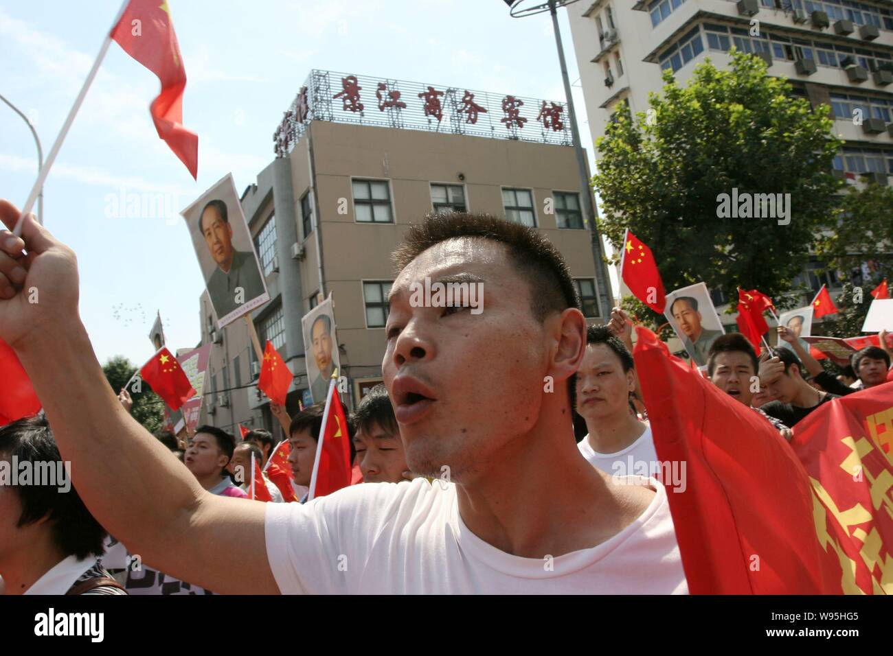 Chinese protestors wave Chinese national flags, hold up pictures of ...