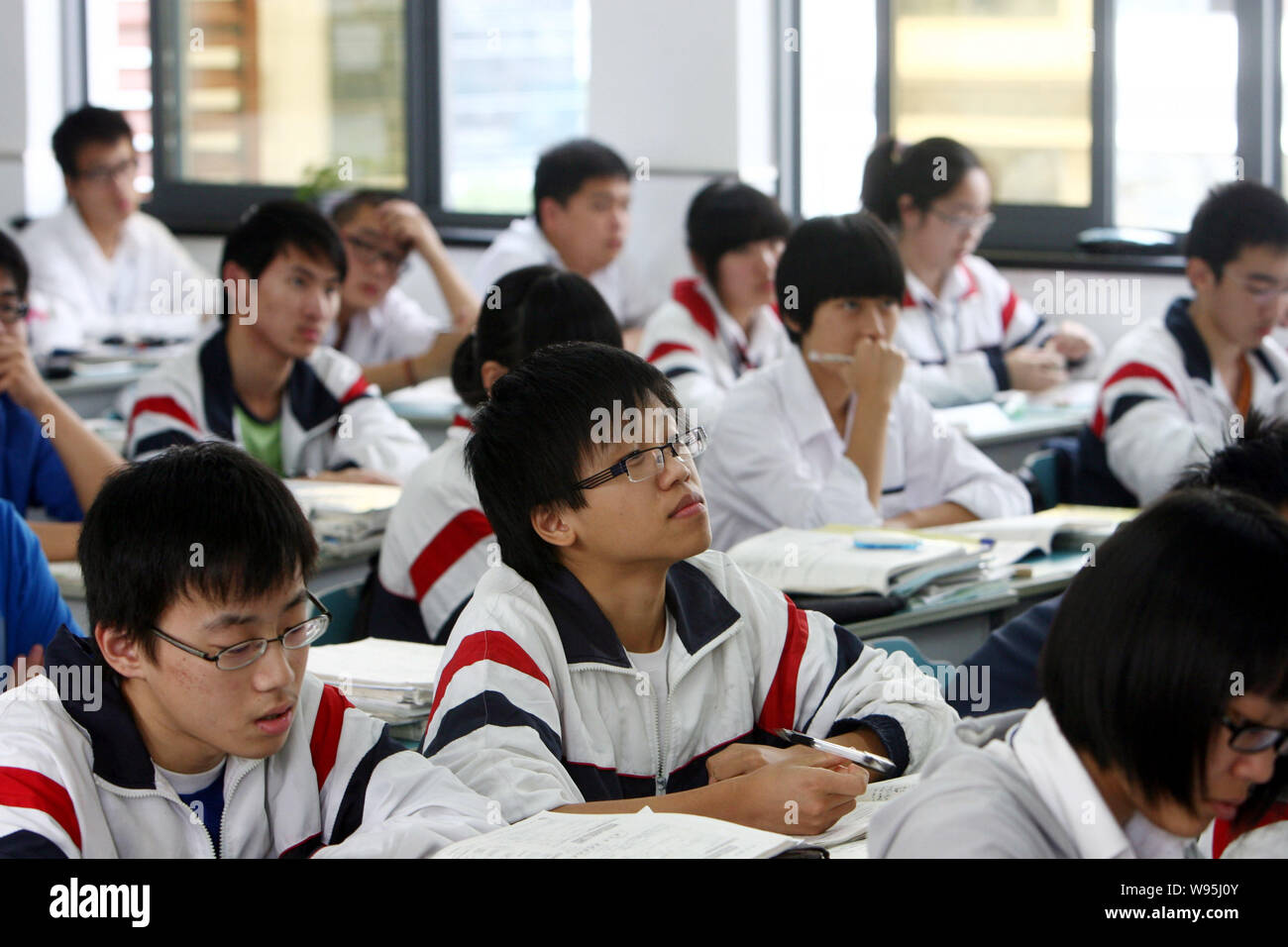 --FILE--Chinese students listen to a teacher in the preparation for the ...