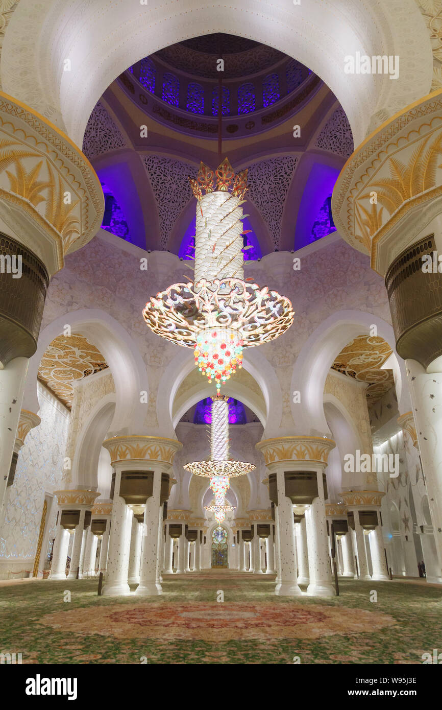 Crystal mosque interior chandelier hi-res stock photography and images ...