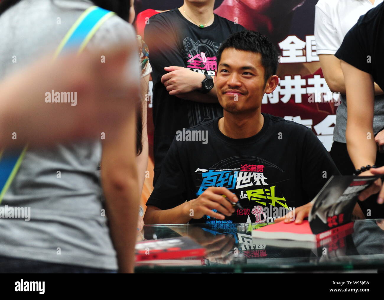 Chinese badminton world champion Lin Dan signs autograph for fans ...