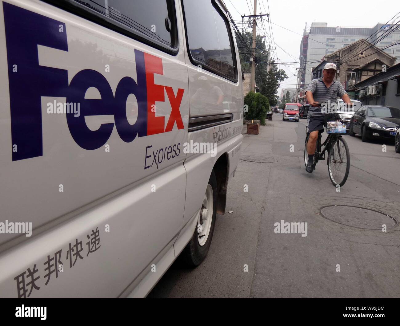 Fedex delivery by bike hi-res stock photography and images - Alamy