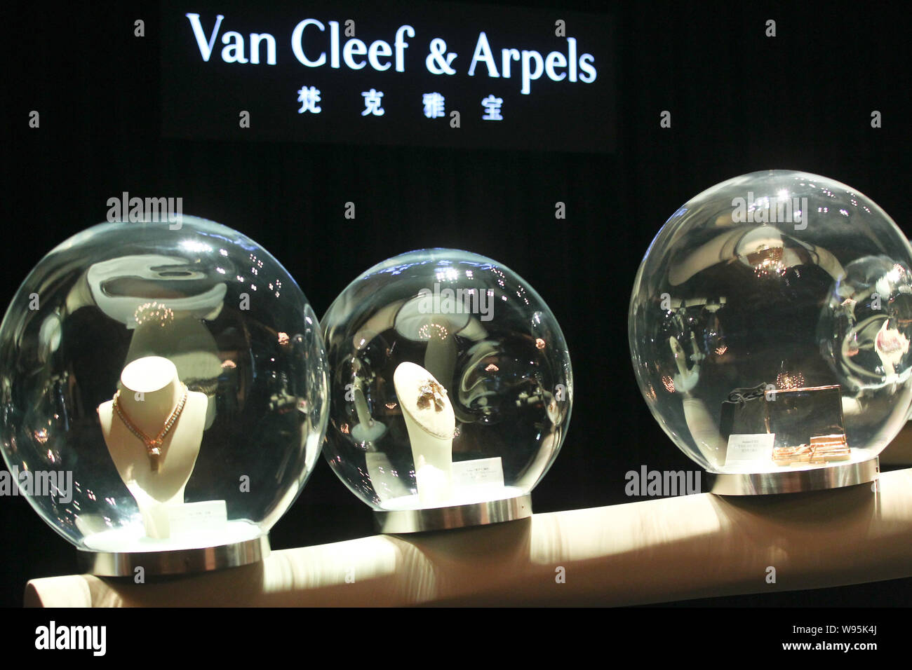 --File--Artworks of Van Cleef & Arpels are on display during a fair in ...