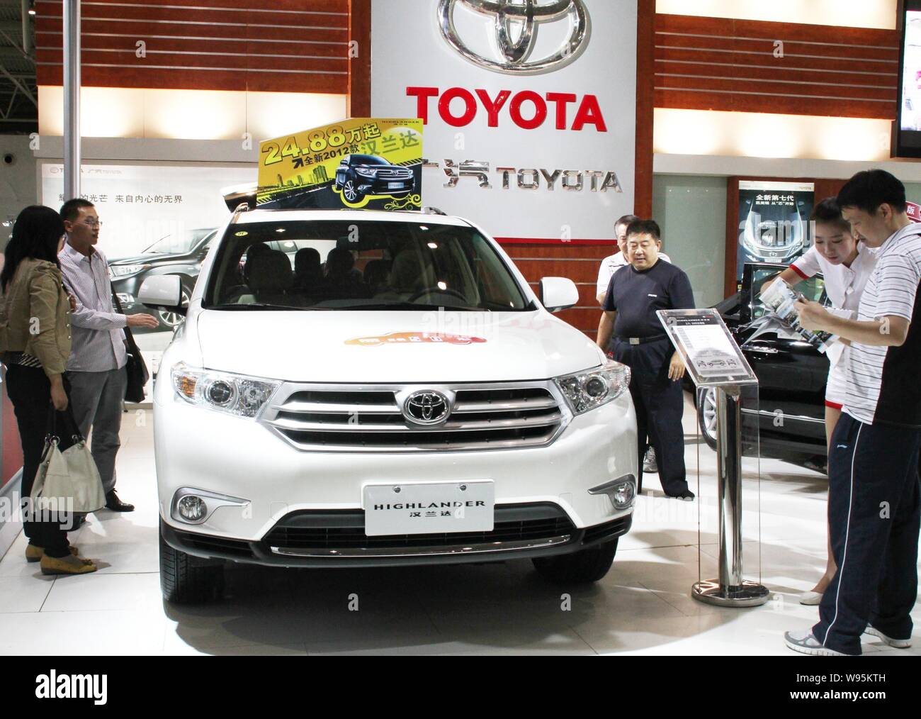 --FILE--Visitors look at a Toyota Highlander during an auto show in ...