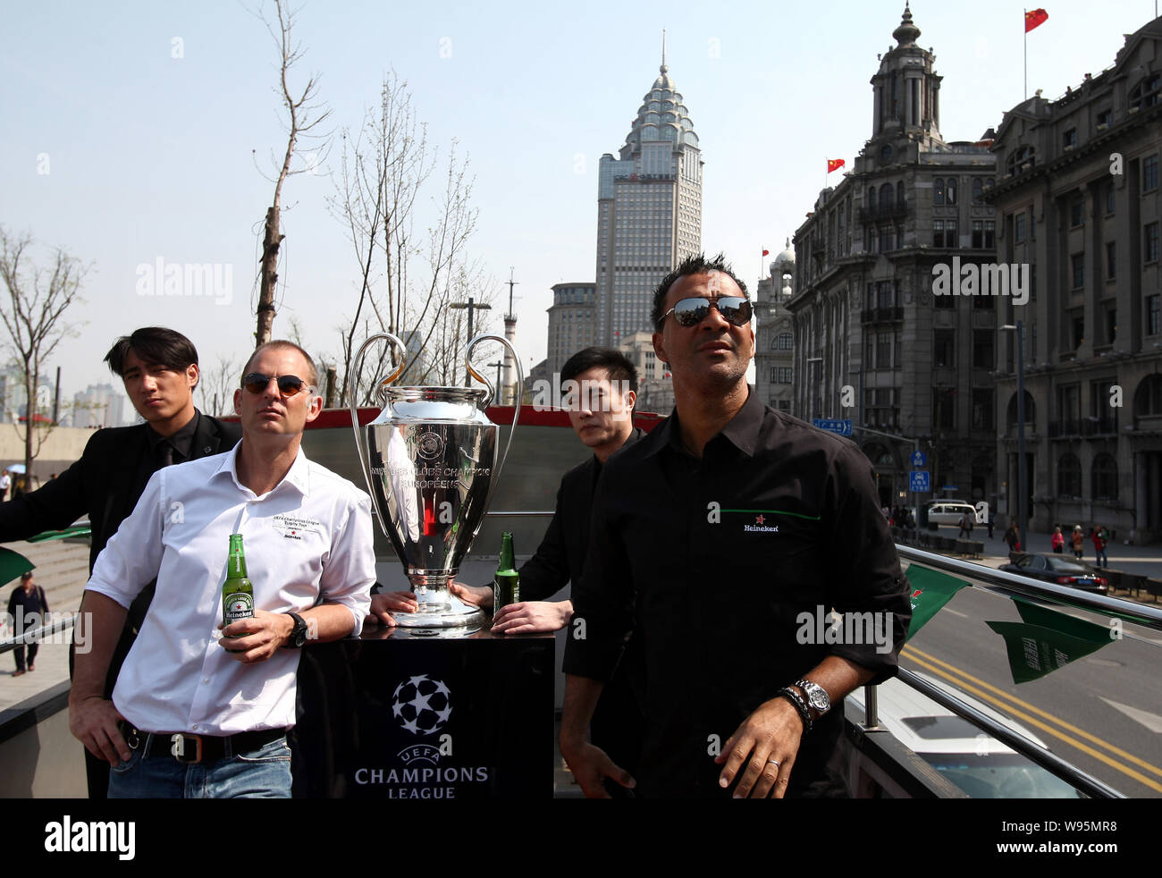 Former Dutch soccer stars Ruud Gullit, right, and Ronald de Boer pose ...