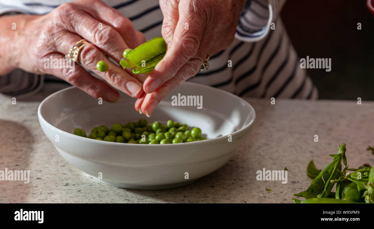 Shelled peas pods hi-res stock photography and images - Alamy