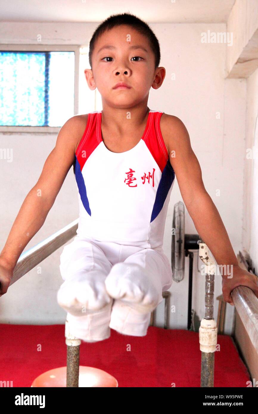Chinese olympic gymnast hi-res stock photography and images - Alamy