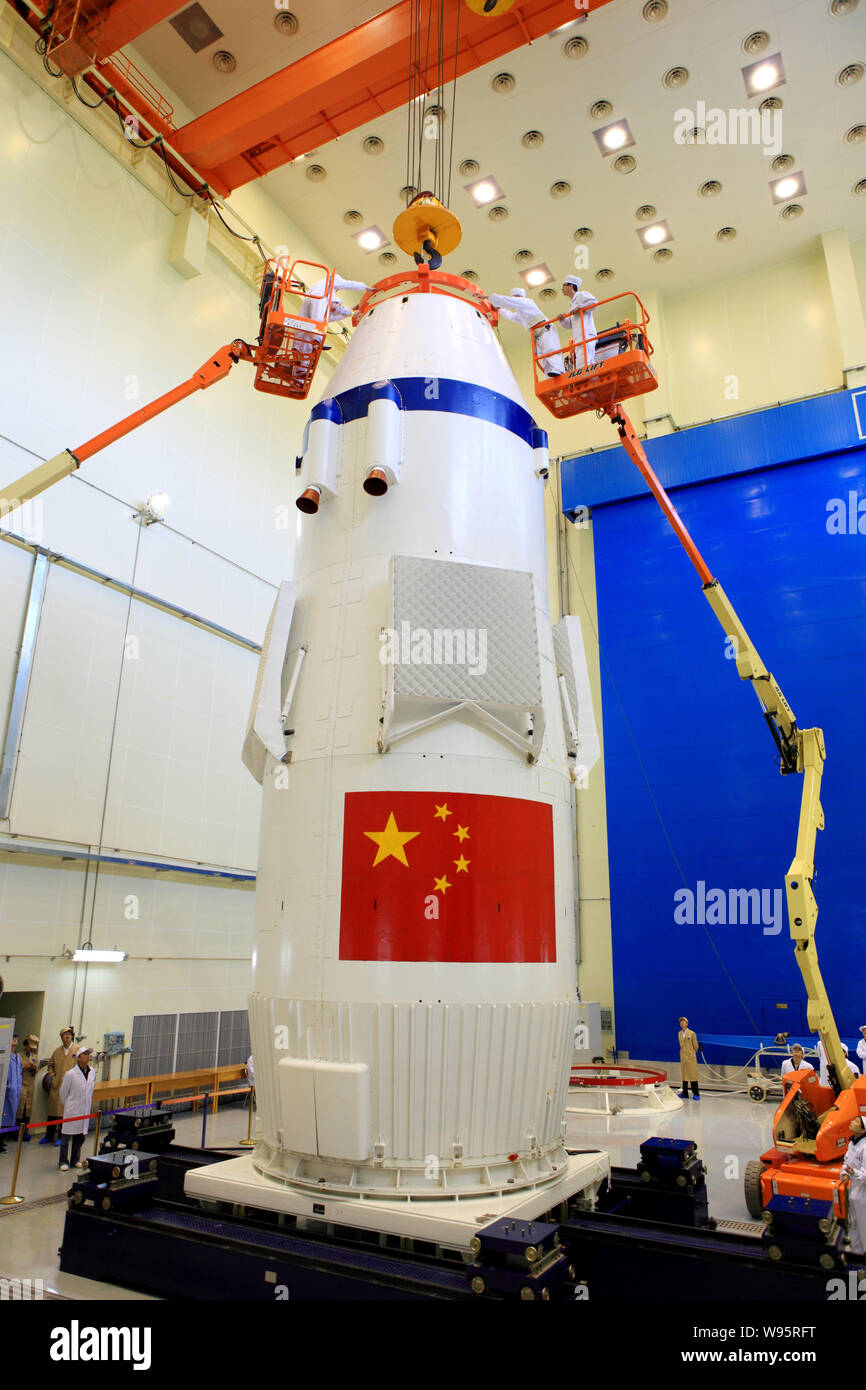 Chinese aerospace engineers install a spreader on the top of the ...