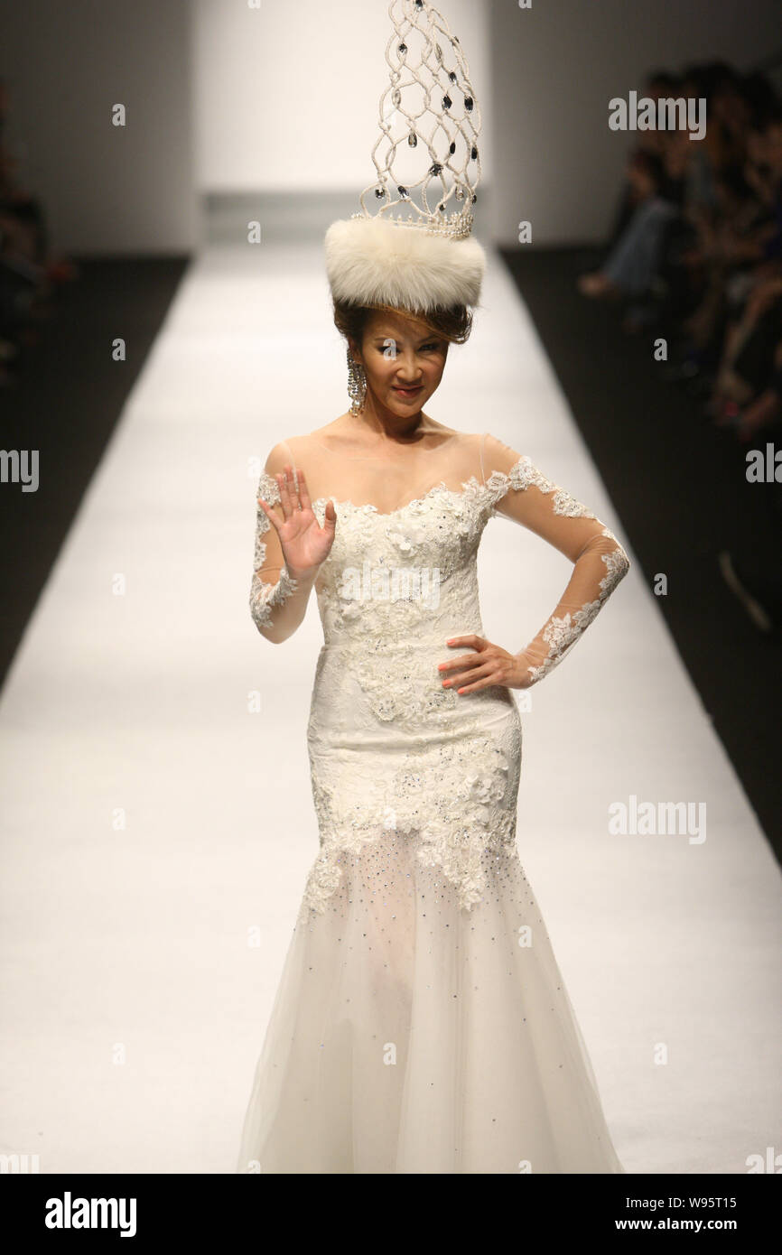 Chinese-American singer Coco Lee waves during the Dorian Ho fashion ...