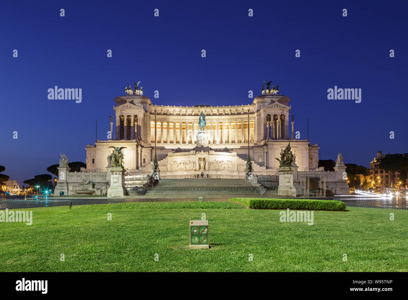 Vittoriano night in rome hi-res stock photography and images - Alamy