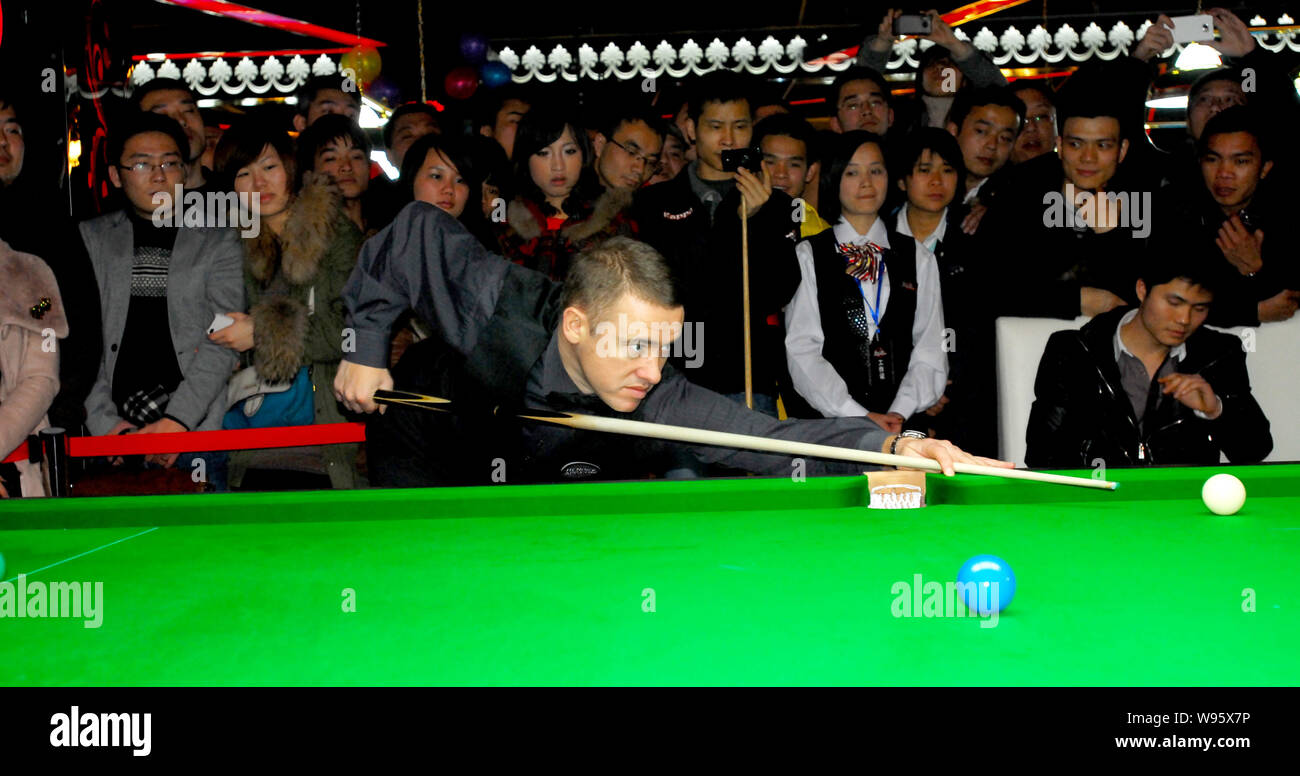 Scottish professional snooker player Stephen Hendry performs at the ...