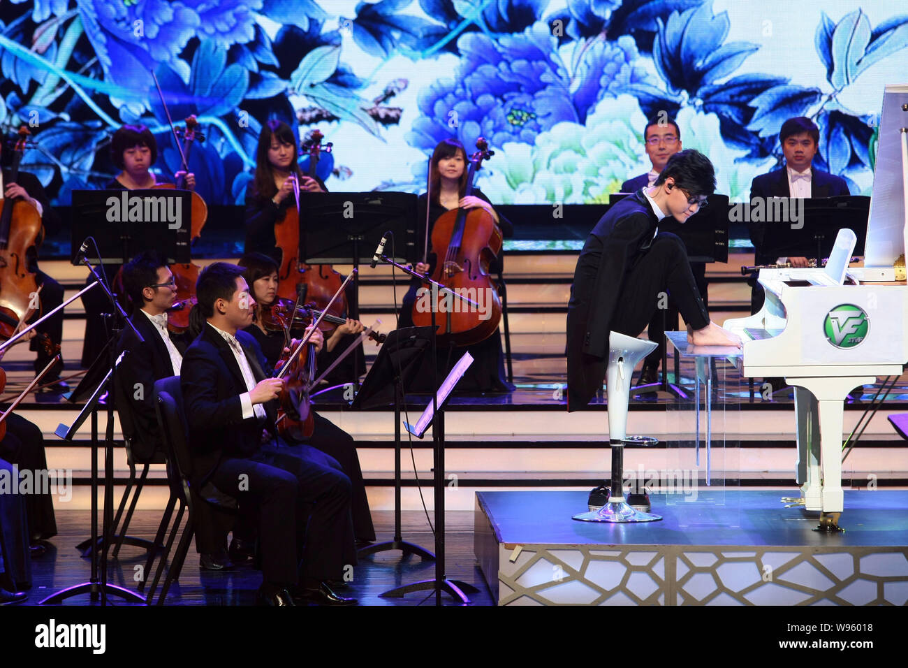 Armless pianist hi-res stock photography and images - Alamy