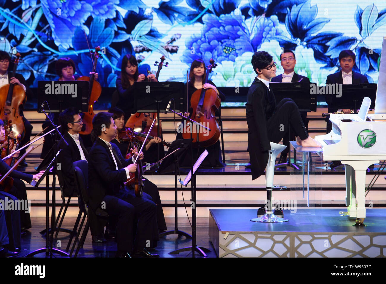 Chinese armless pianist Liu Wei performs with Shanghai symphony ...