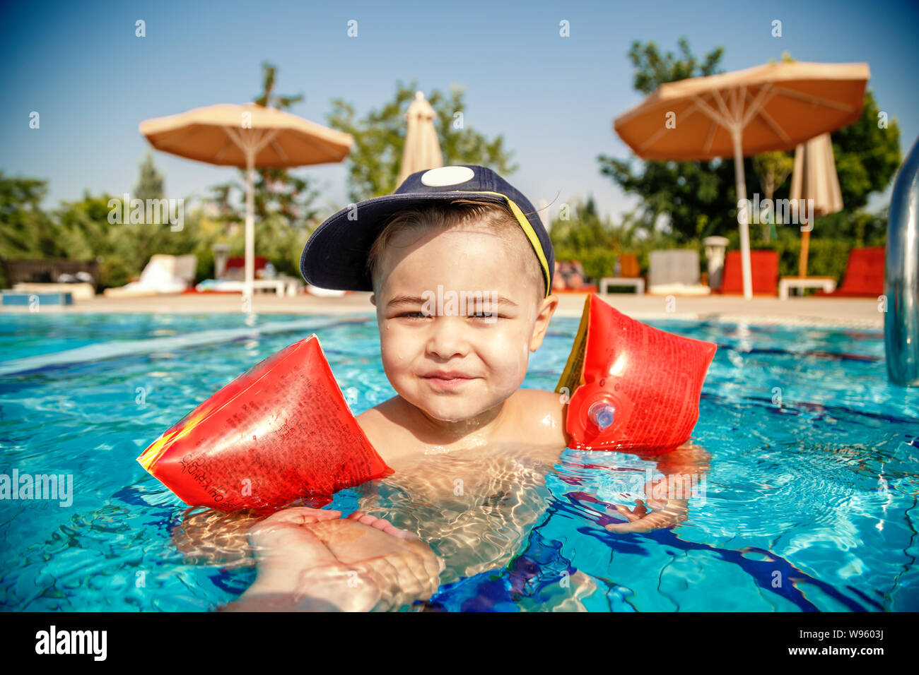 Dad and son swimming underwater hi-res stock photography and images - Alamy
