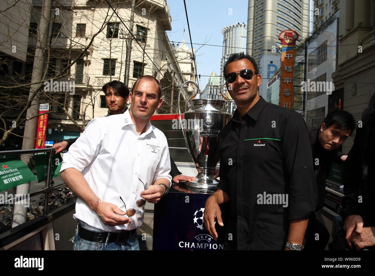 Former Dutch soccer stars Ruud Gullit, right, and Ronald de Boer pose ...