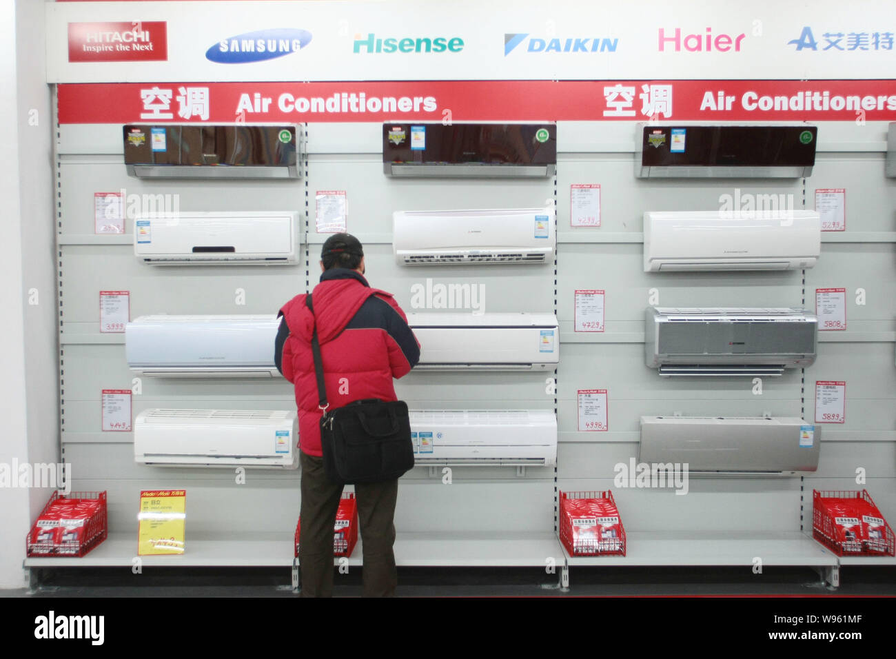 Air conditioner store hi-res stock photography and images - Alamy