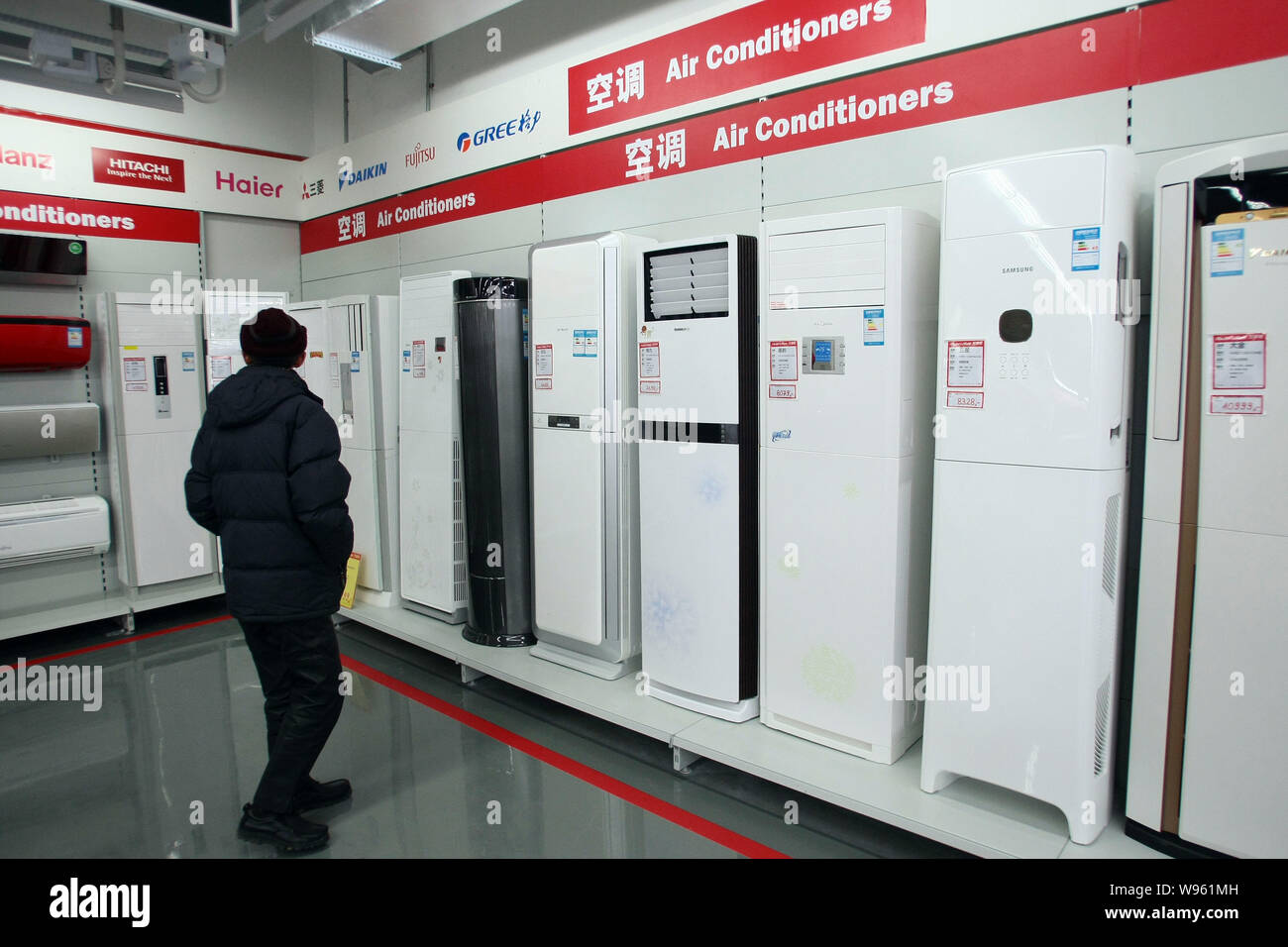 Air conditioner store hi-res stock photography and images - Alamy