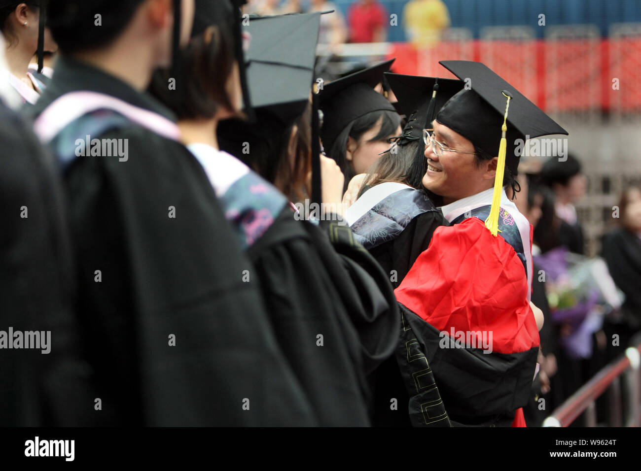 --FILE--Chinese students attend a graduation ceremony at Fudan ...