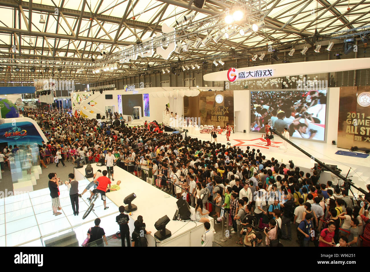 Visitors crowd the stand of Shanda Games at the Shanghai New ...