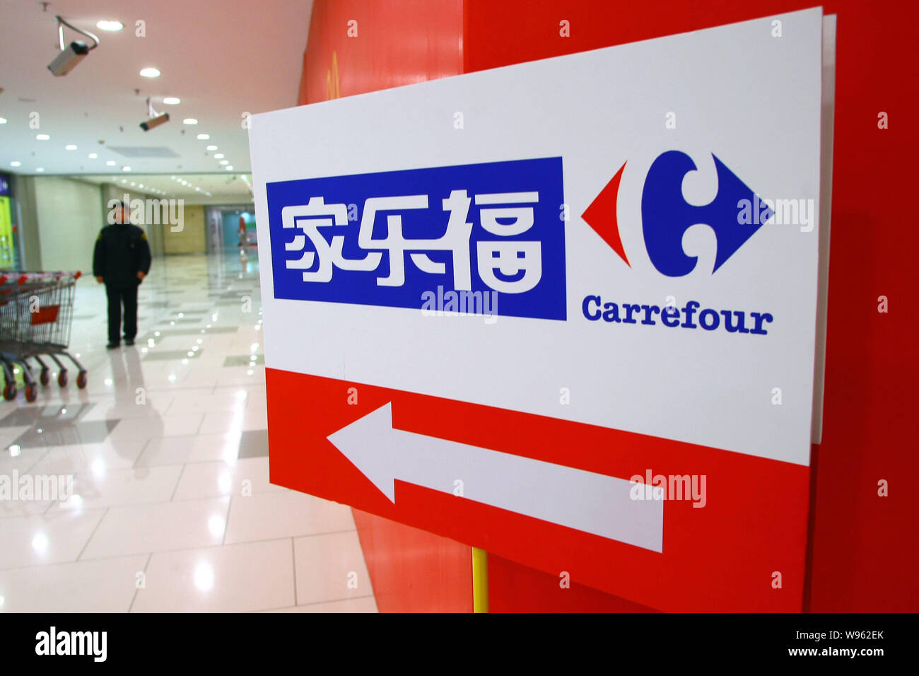 Carrefour store hi-res stock photography and images - Alamy