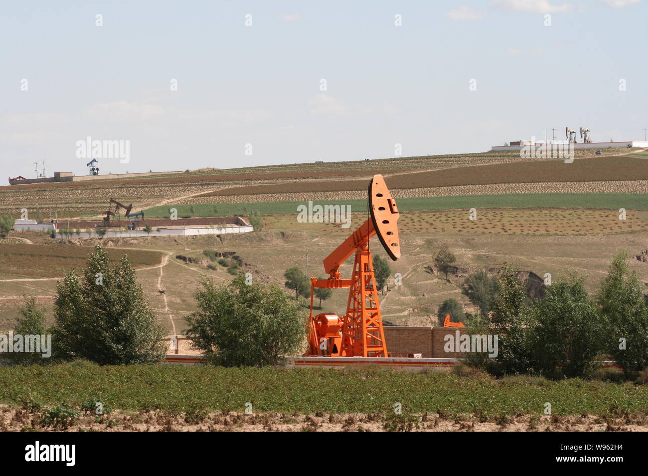 --File--View of an oil drilling base in Yulin city, northwest Chinas ...