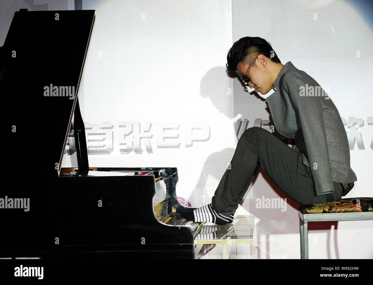 Armless pianist hi-res stock photography and images - Alamy