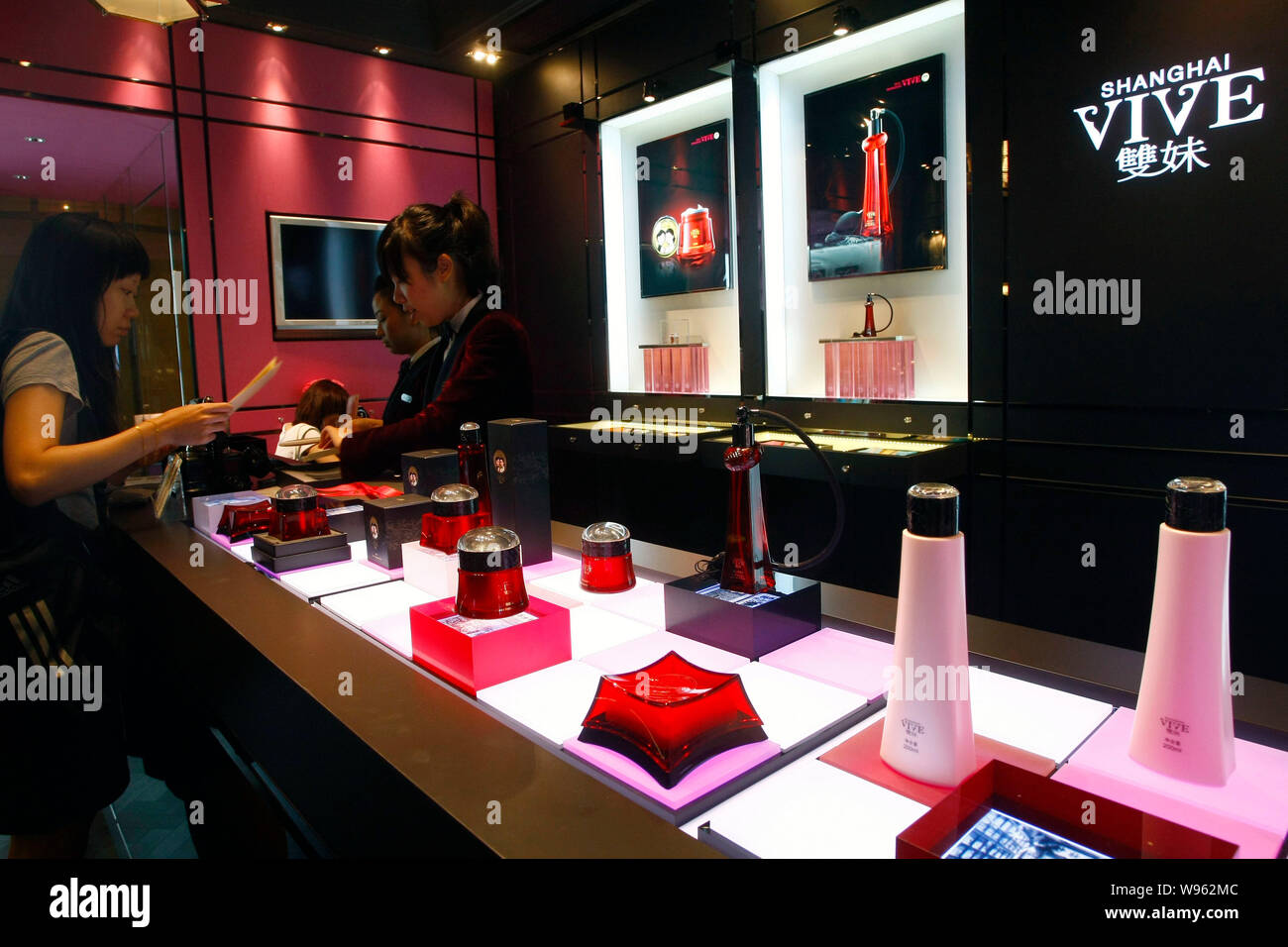 --File--A Chinese saleswoman introduces Shanghai VIVE cosmetics and ...