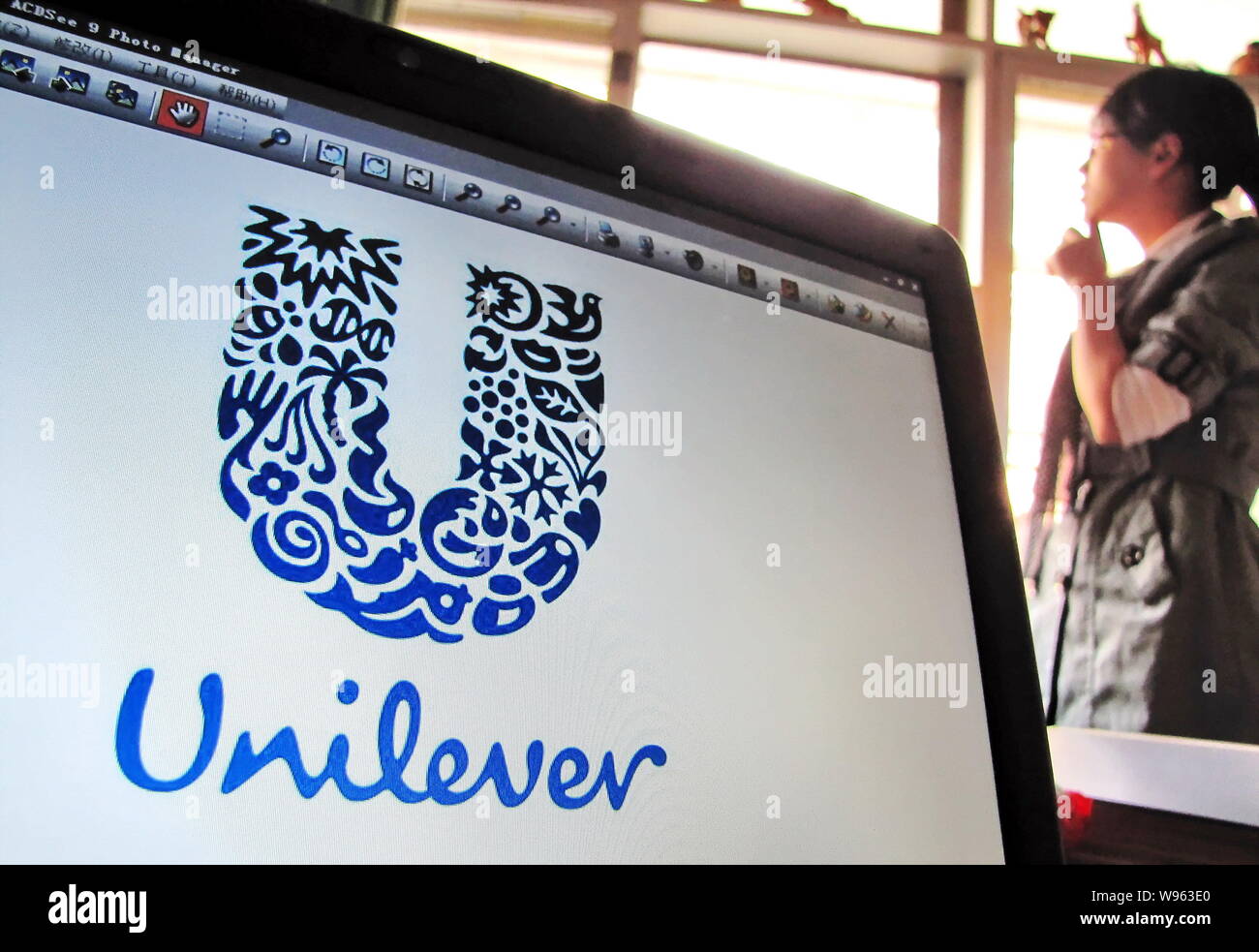 Unilever logo hi-res stock photography and images - Alamy