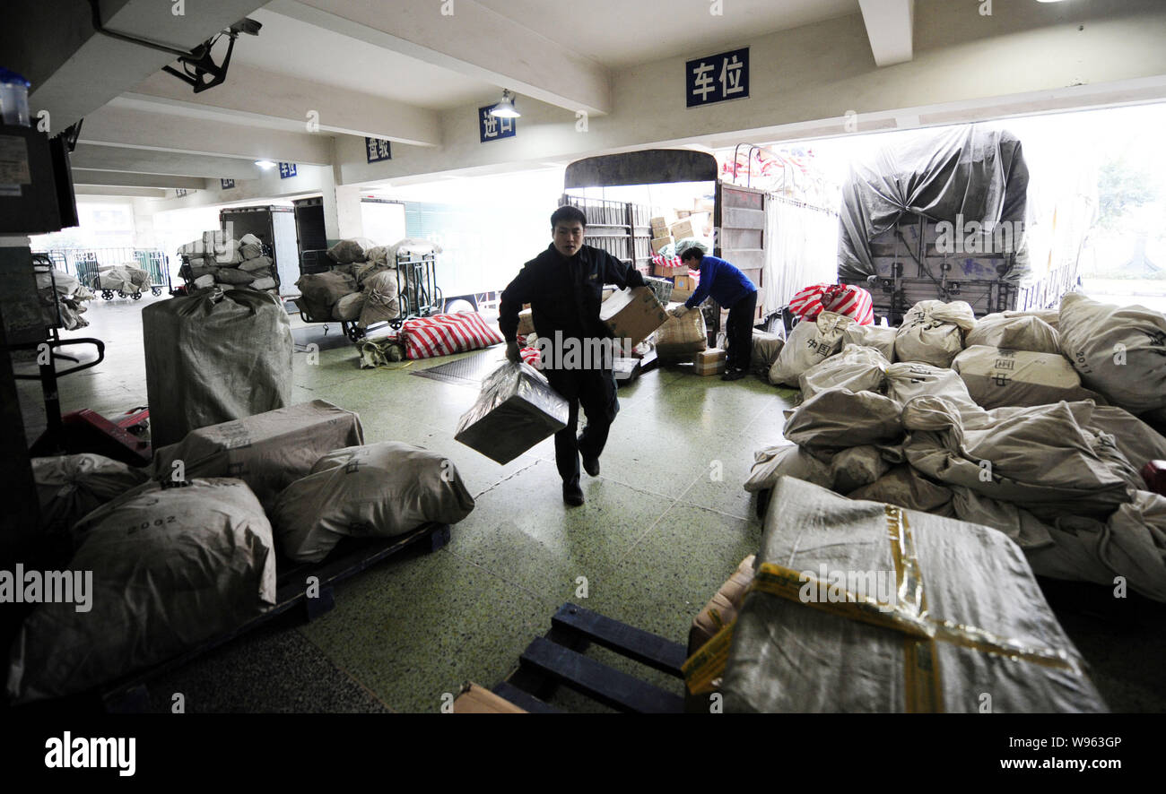 China post sorting center hi-res stock photography and images - Alamy