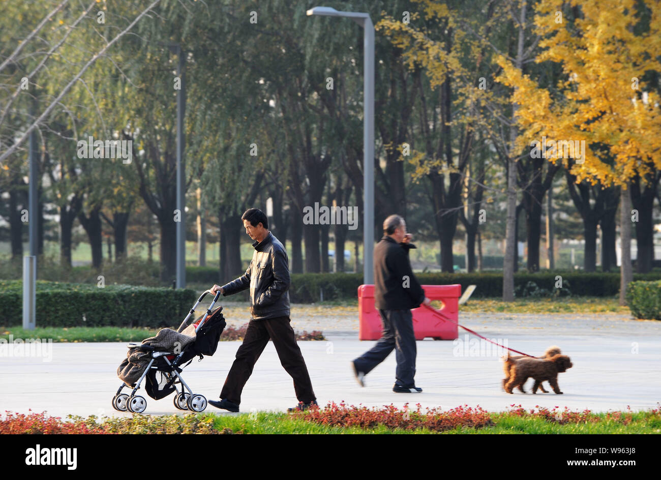 Old chinese man walking beijing hi-res stock photography and images - Alamy