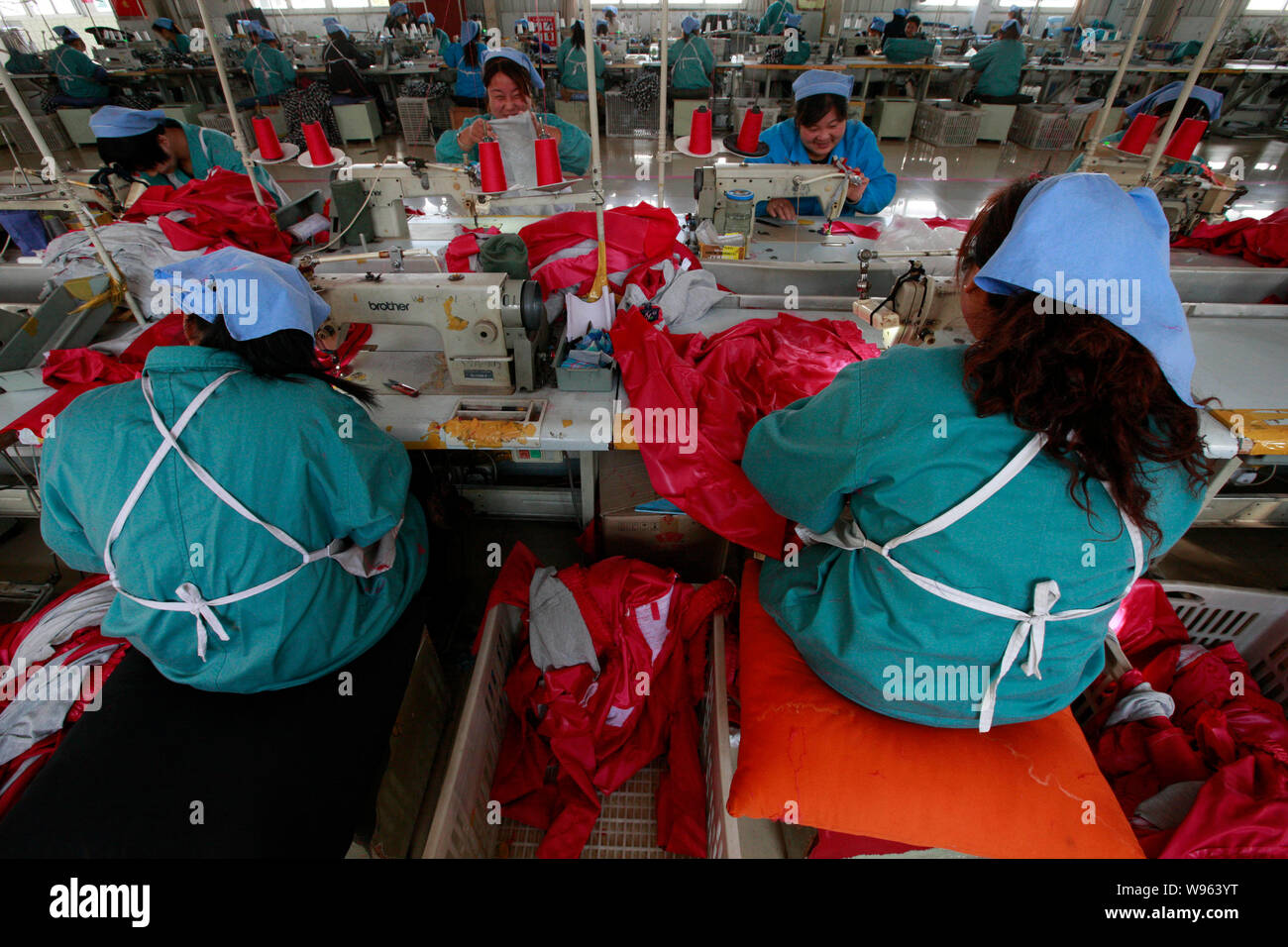 Garment factory worker southeast asia hi-res stock photography and images - Alamy