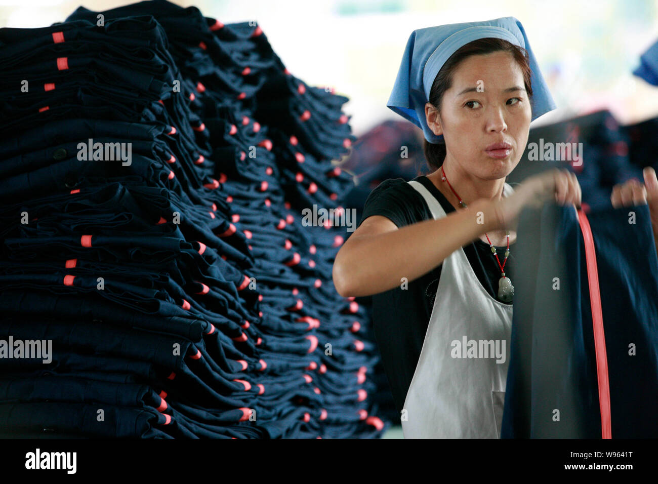 Garment factory worker southeast asia hi-res stock photography and images - Alamy