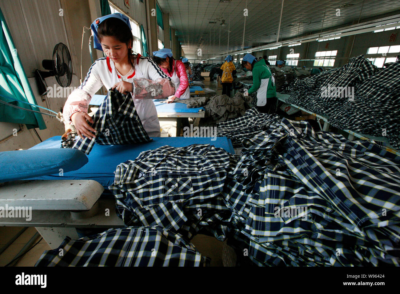 China factory workers 2012 hi-res stock photography and images - Alamy
