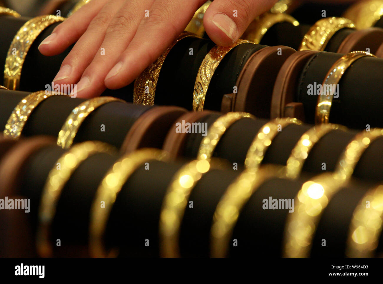 Chinese bangles hi-res stock photography and images - Alamy