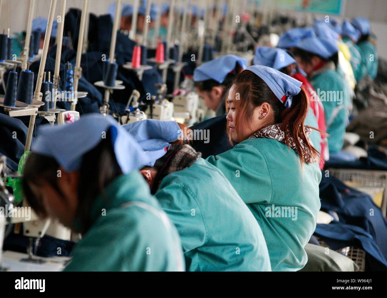 China factory workers 2012 hi-res stock photography and images - Alamy
