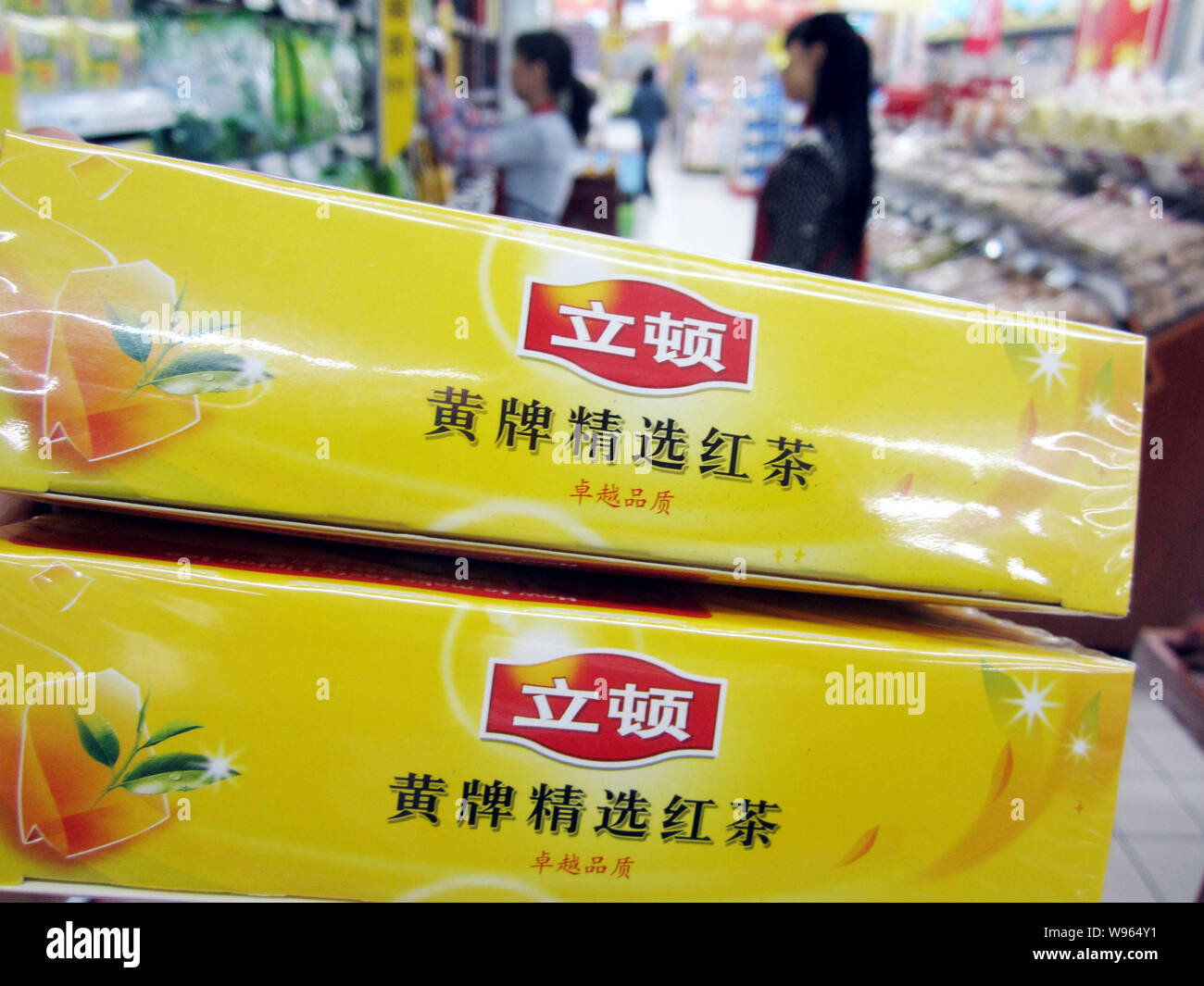 Boxes tea in chinese supermarket hi-res stock photography and images ...
