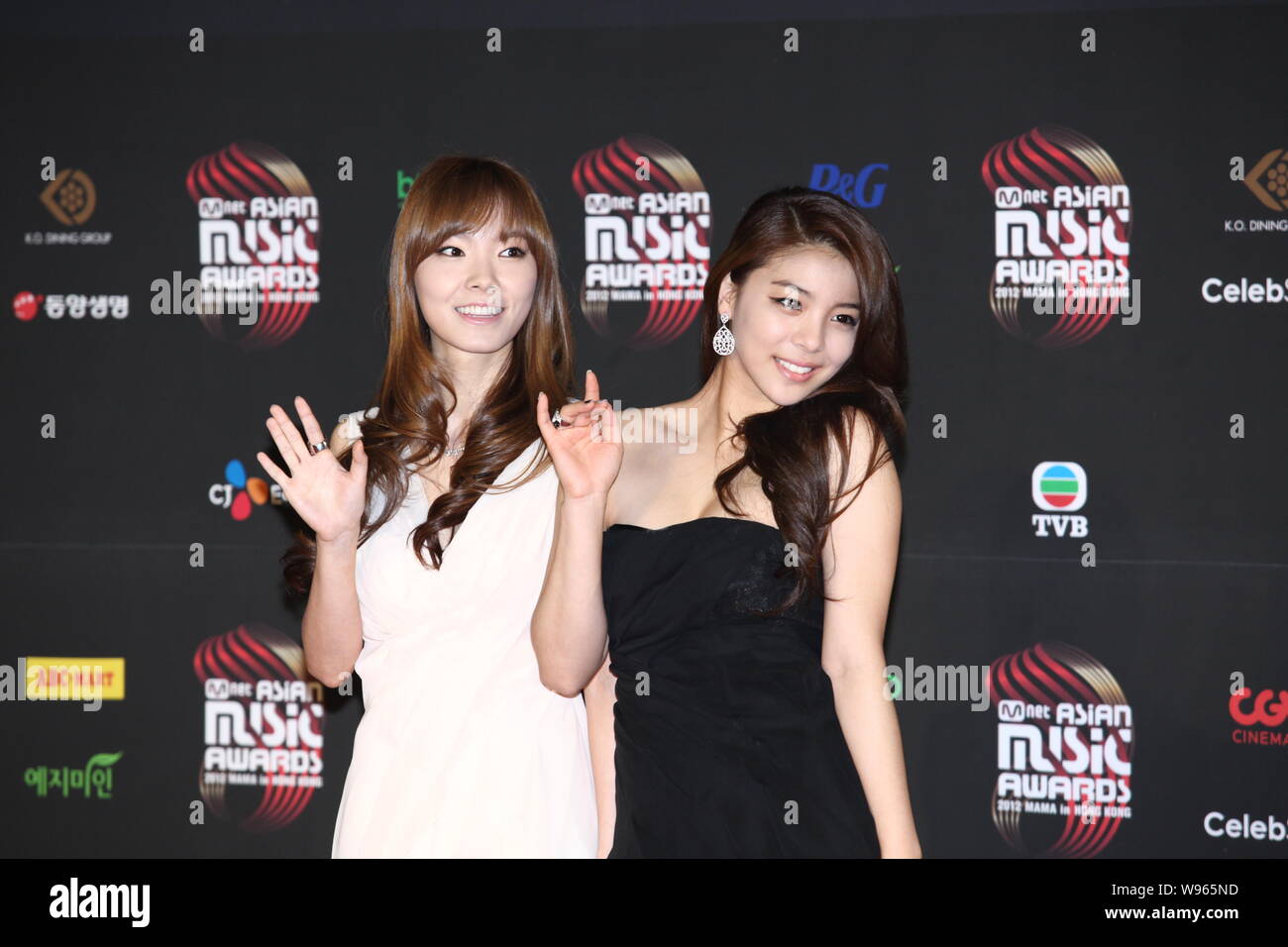 South Korean singers Ailee (Amy Lee), right, and Shin Bora wave on the ...