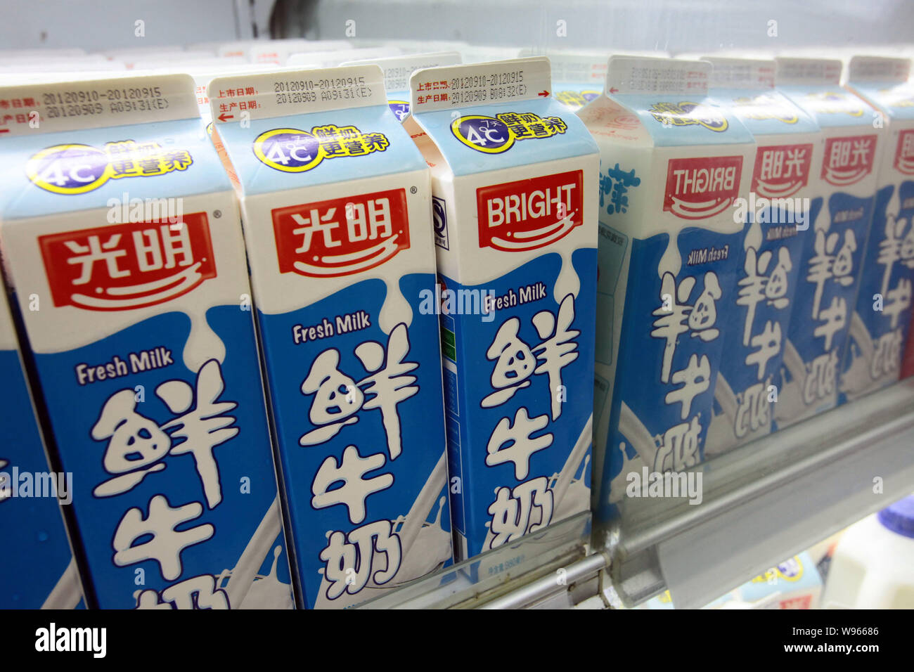 Milk cartons three hi-res stock photography and images - Alamy